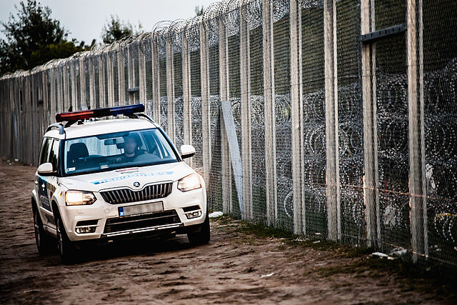 Carro policía en la frontera húngara - Revista Estado : Revista Estado